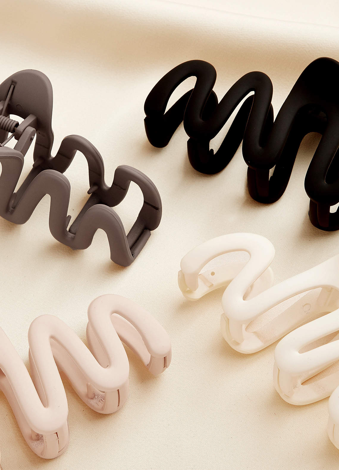 Matte Wavy Claw Clip | Azazie