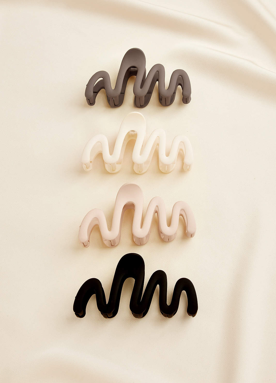 Matte Wavy Claw Clip | Azazie